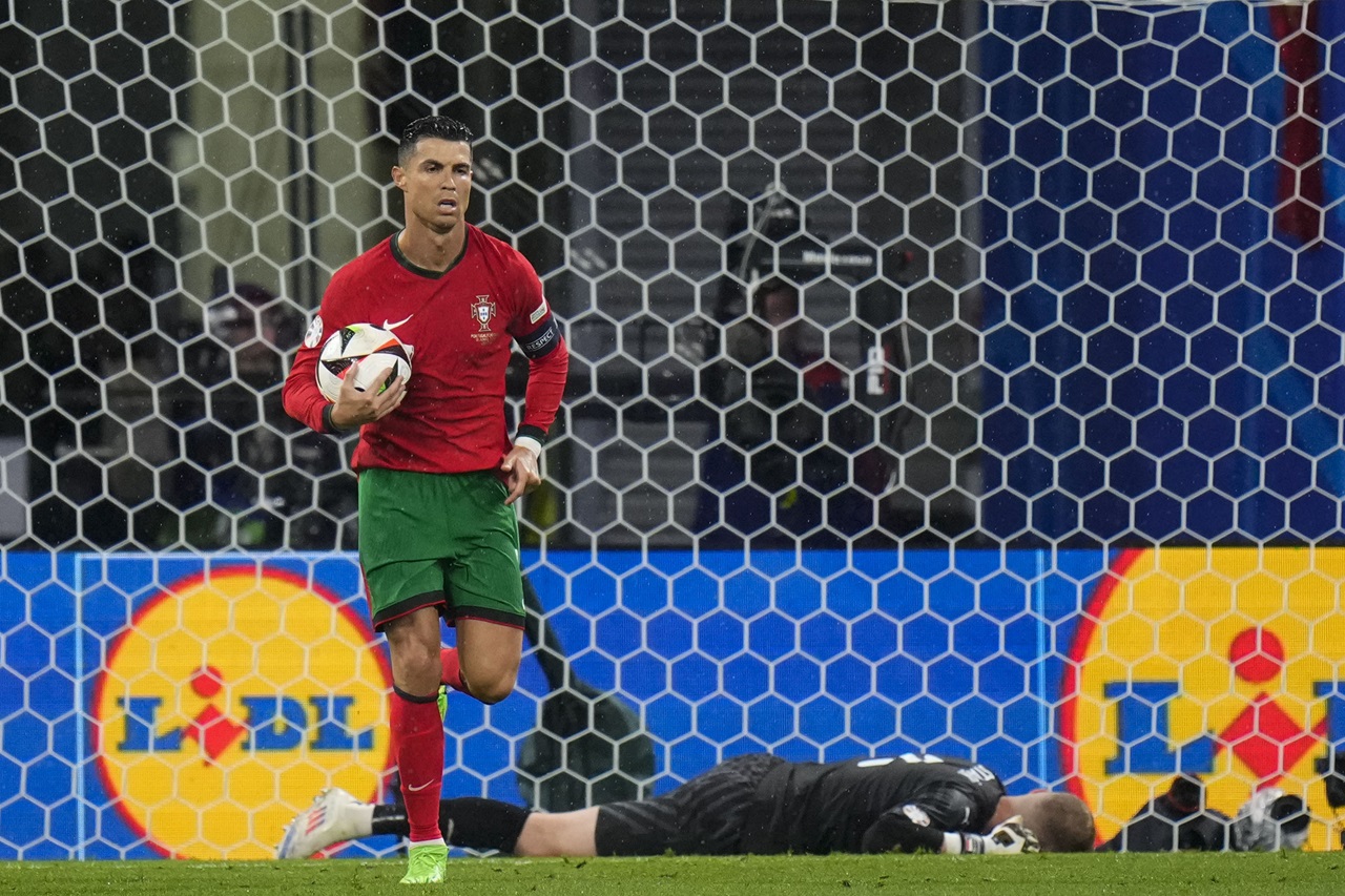 Ronaldo ako prvý nastúpil na šieste majstrovstvá Európy, Pepe najstarší