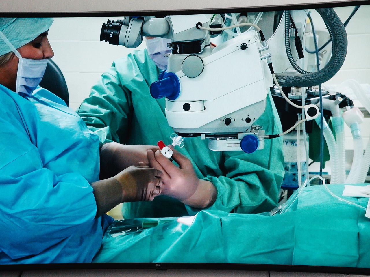 Lekári z UNB dokážu prinavrátiť zrak vďaka implantovaniu teleskopu do oka