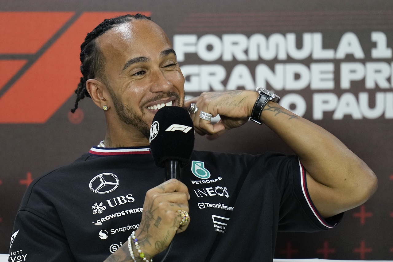 Hamilton v Brazílii zasadne do Sennovho legendárneho McLarenu MP4/5B ...
